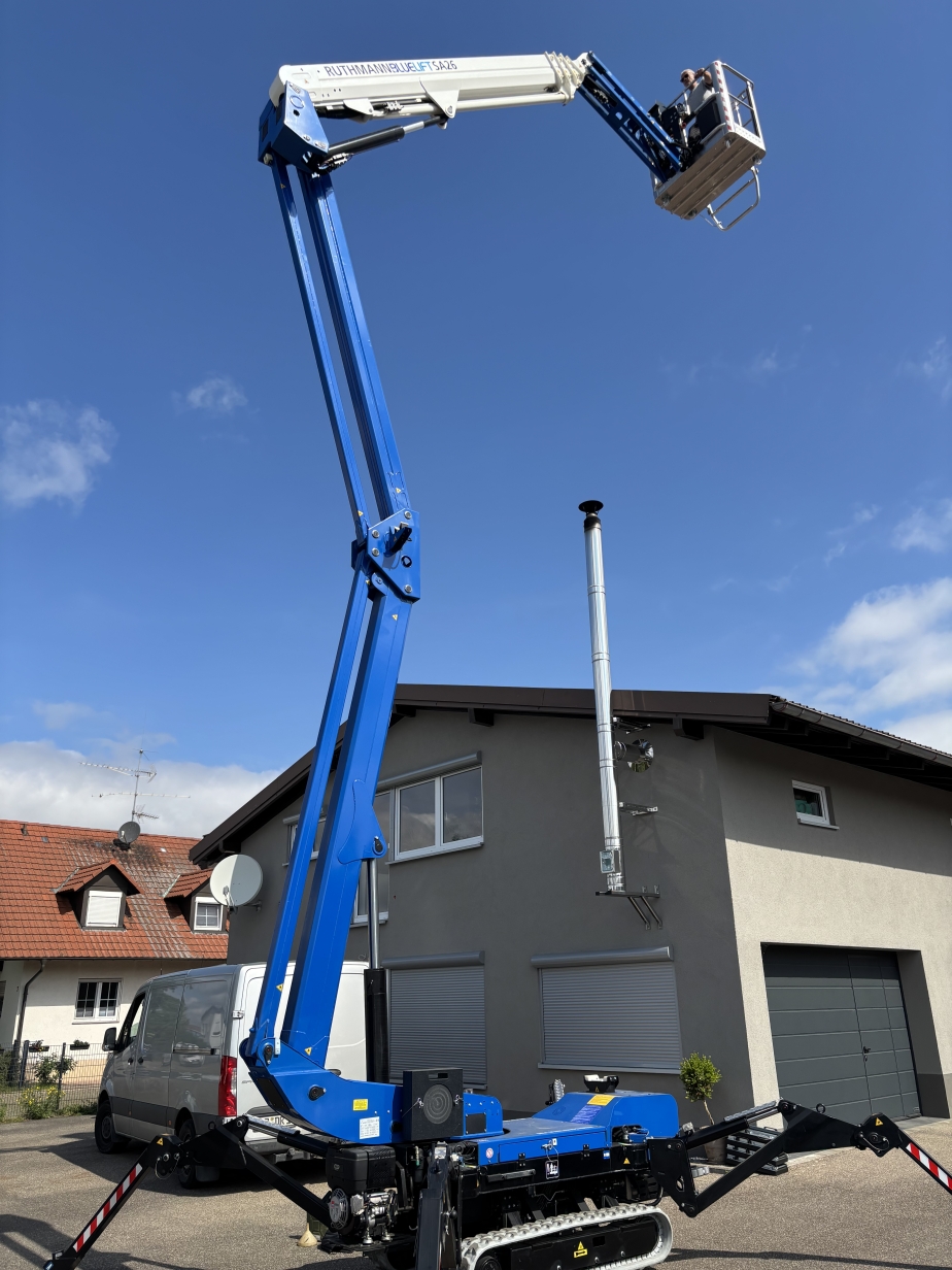 Rizzardi Arbeitsbühnenvermietung nimmt BLUELIFT SA 26 in Empfang | RUTHMANN